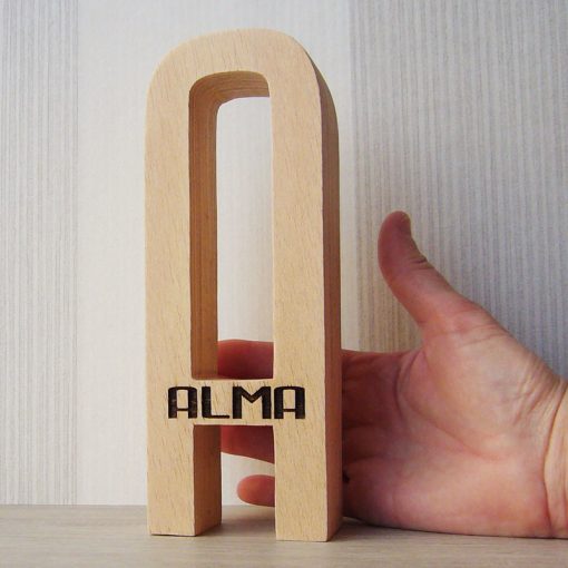 Letra A grabada con el nombre de Alma hecha en madera